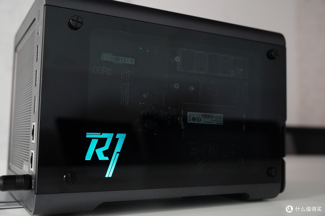 内行评测：触控屏+RGB侧透，内外兼修的海康存储R1四盘位NAS_NAS存储_什么值得买